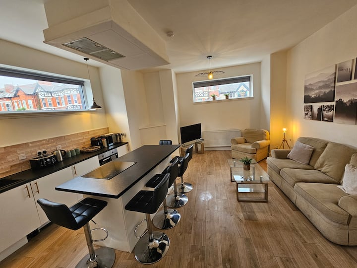 Kings Central 3 Bedroom - Free Parking & Wifi - Southport