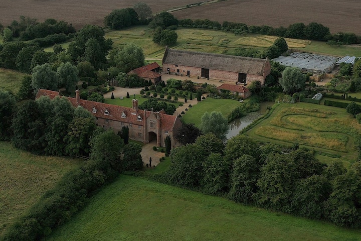 Hales Hall & The Great Barn - Sleeps 20! - Suffolk