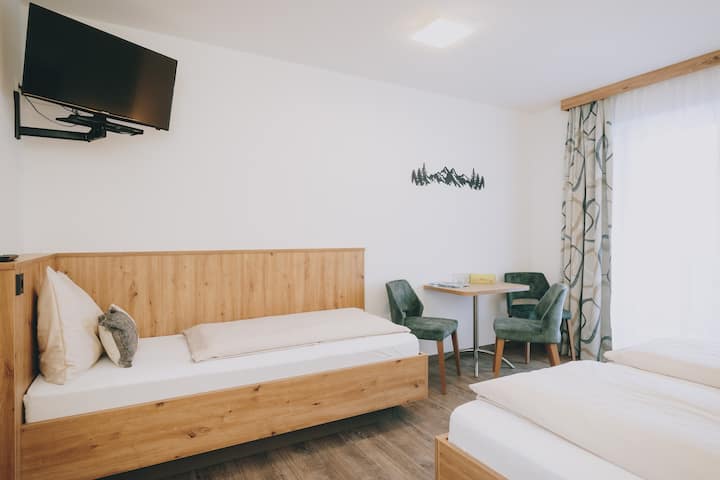 Pension Monika, Cozy B&b In Kaprun, Dreibettzimmer - Kaprun