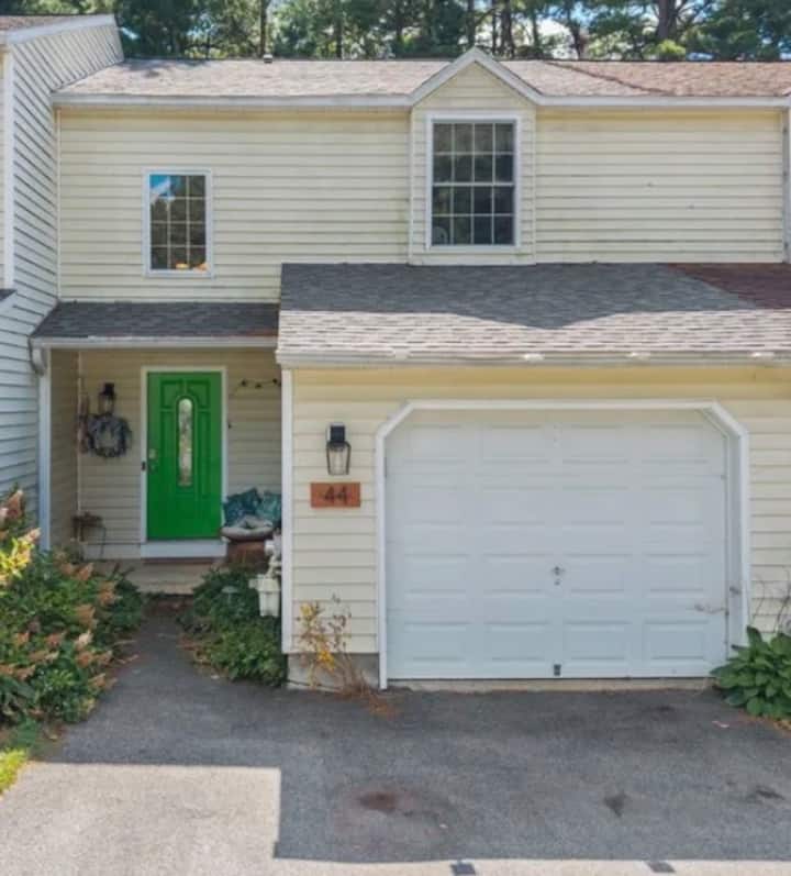 Spacious Saratoga Townhome 3 Br 2.5 Ba - Saratoga Springs, NY