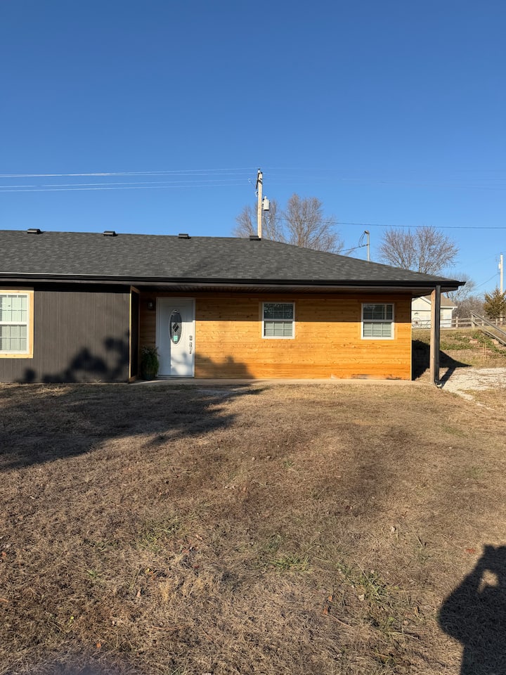 Cozy 3 Bedroom Home - Kingsville, MO