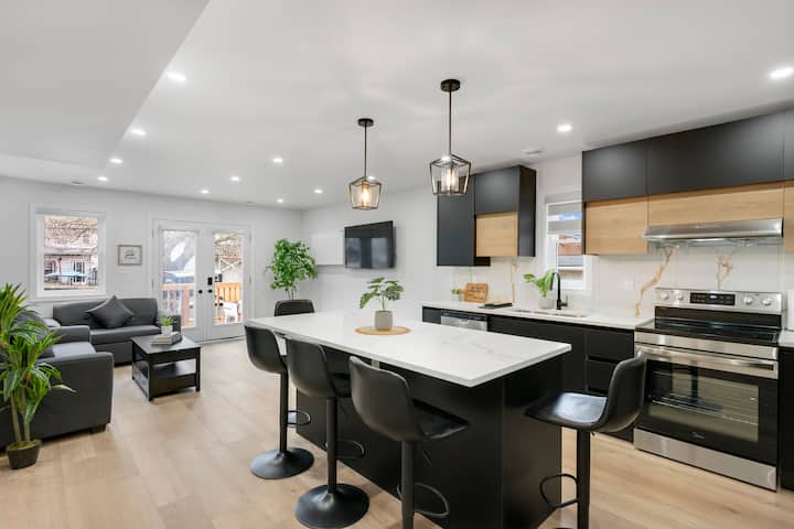 Private Attached Bath, Parking, Us Border #4 - Windsor