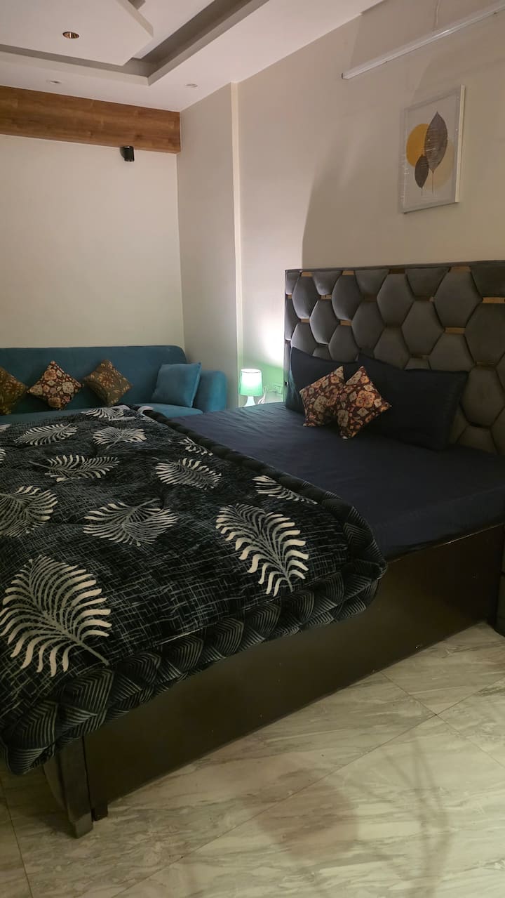 Premium Studio At Dlf Moti Nagar, New Delhi - Delhi, India