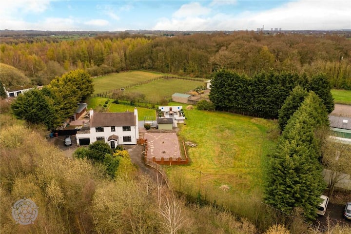 Semi-rural Farmhouse Escape With Paddock Views - Cheshire