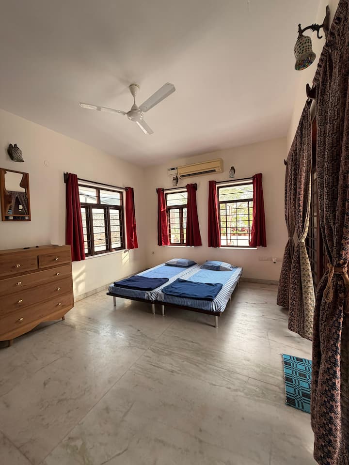 Cozy French Town Escape - Inde