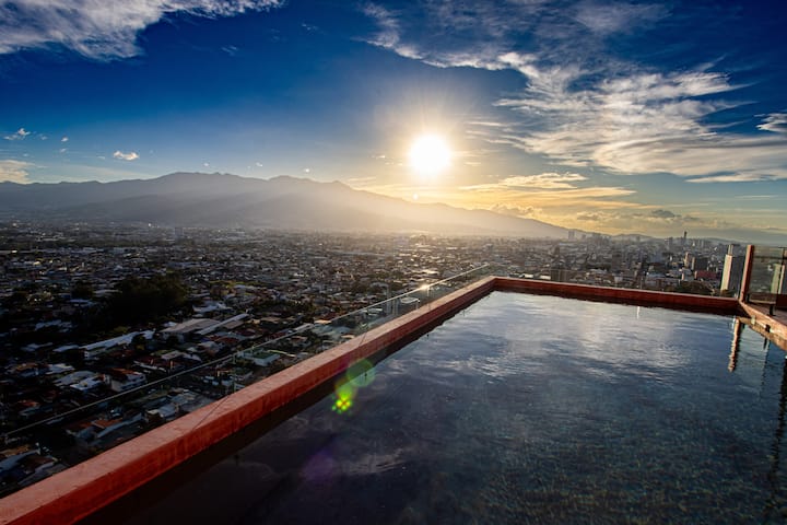 Estudio Moderno Vista Piscina Infinita /Escalante - San José