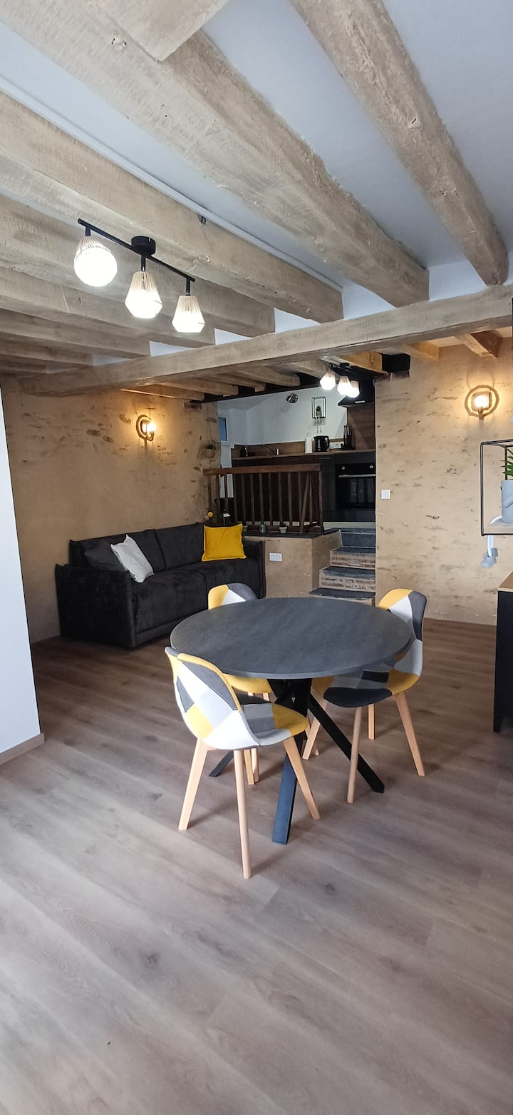 La Maison Du Bonheur, 
Avec Baignoire Balnéo - Château-Gontier-sur-Mayenne