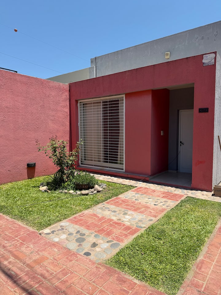 Casa Amplia, Luminosa Con Dos Dormitorios Y Patio - Rafaela