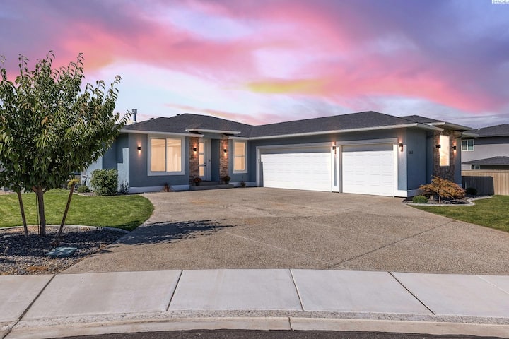 Wine Country Fireside | Sauna, Gym, Deck & Games - Richland, WA