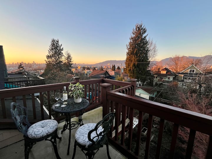 Little Italy: Charming Historic Home With View - Vancouver