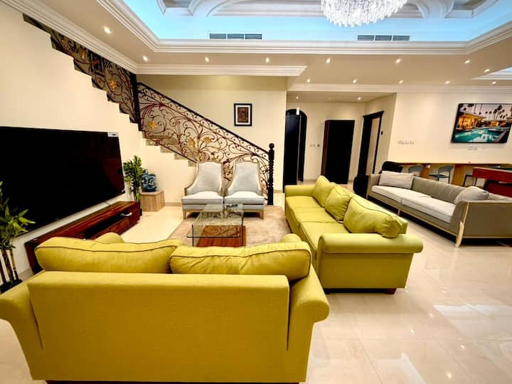 Devine Japanese Luxury Capsule Pod Hostel Villa - Dubai