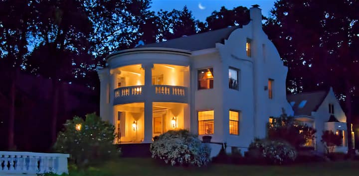 Lakefront Estate With Breathtaking Views And Pier! - Green Lake, WI