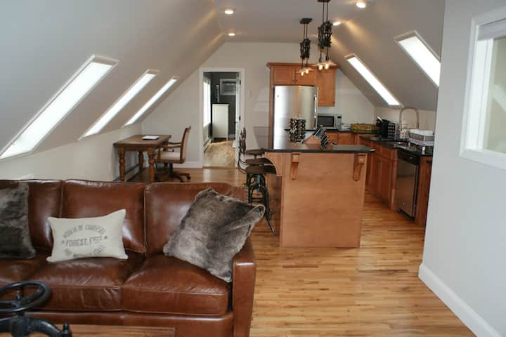 Stylish & Sunny Downtown Bangor Retreat - 班戈