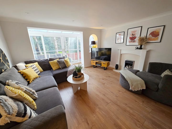 4-bed Bournemouth Town Centre – Free Parking - Sandbanks