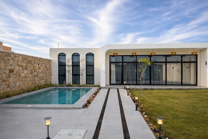 شالية فندقي بغرفه سينما وصالة مودرن دخول ذكي - Saudi Arabia