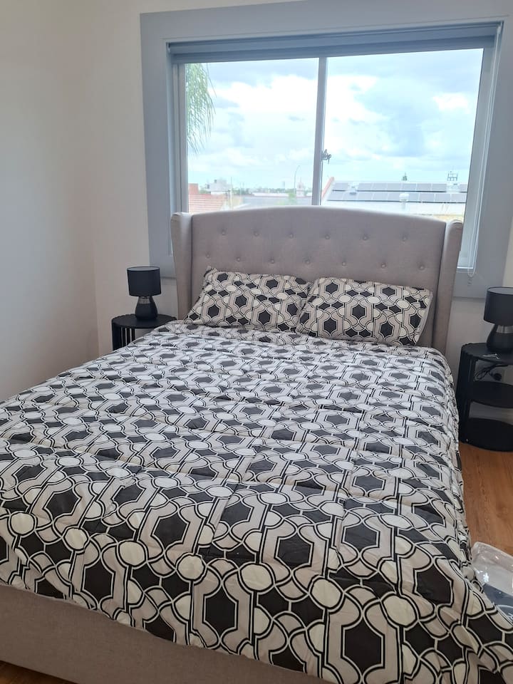 Half Duplex House Right Next To Tamworth Cbd - Tamworth