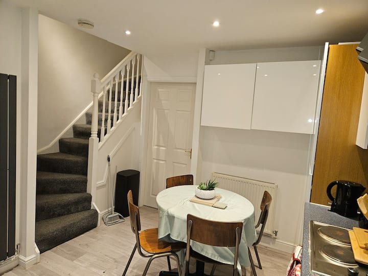 Modern 3‑bedroom Home In The Heart Of Chesterfield - Chesterfield