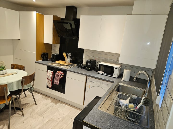 Modern 3‑bedroom Home In The Heart Of Chesterfield - Chesterfield