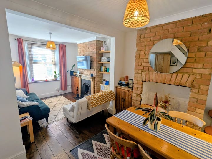 Cosy 2-bed Cardiff Home + Free Parking & Courtyard - Cardiff