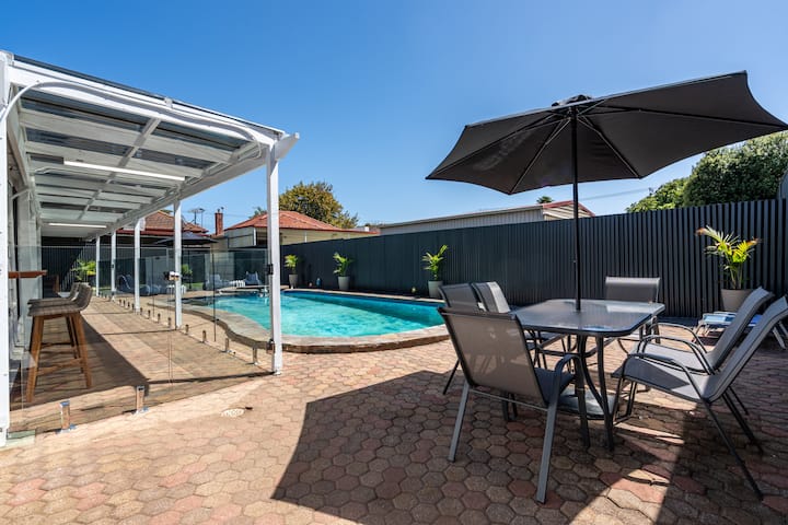 The Bungalow & The Cabana - Pool, Spa & Games Room - Port Adelaide