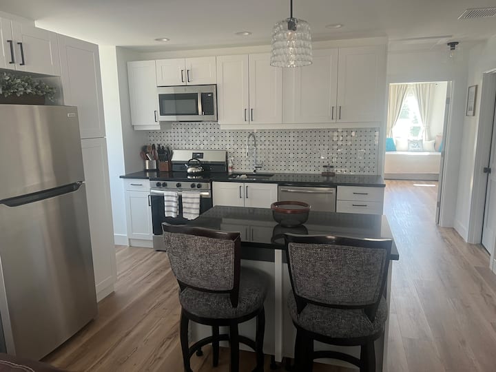 Beautiful Above The Garage One Bedroom Apartment - Waterbury, CT