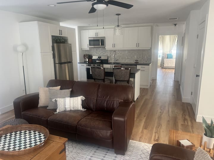 Beautiful Above The Garage One Bedroom Apartment - Waterbury, CT