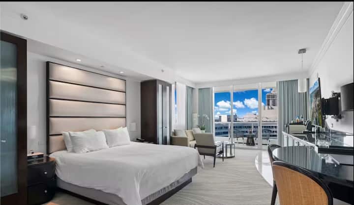 2 Fontainebleau Connecting Suites 4 Beds 9 Guests - Miami Beach, FL