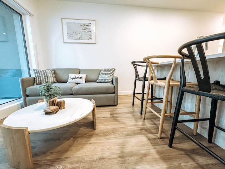 The "7" - Modern Downtown Condo - 골든