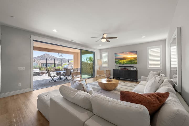 Modern Home Close To Six Flag/ National Parks - Santa Clarita, CA