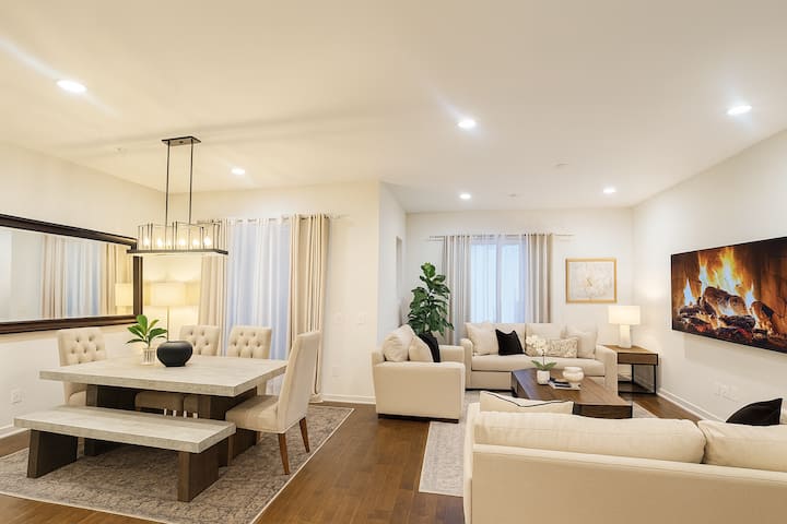 Luxury Mid-rise Condo In The Heart Of Irvine! - Irvine, CA