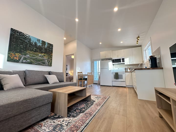 Bright & Modern Private Guest Suite Above Garage - Calgary