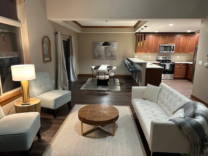 Relaxing 4br Iowa City Home | Near Ui & Parks - Iowa City, IA