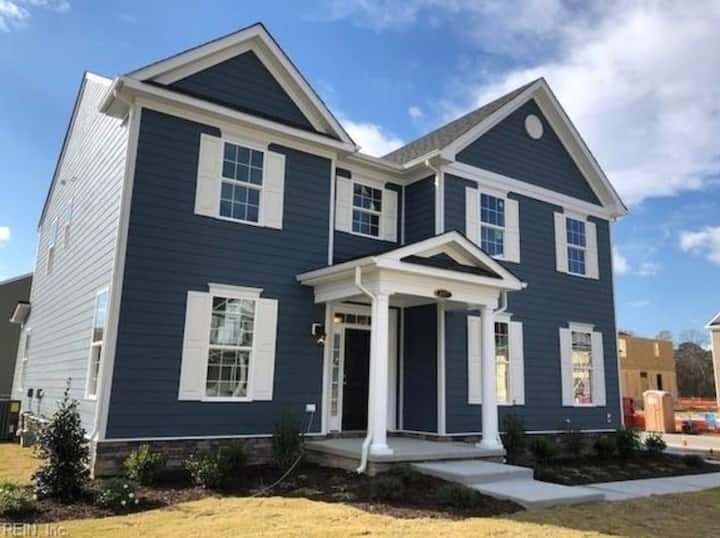 Beautiful Home W/ Theater Room & Screened Porch - Suffolk, VA