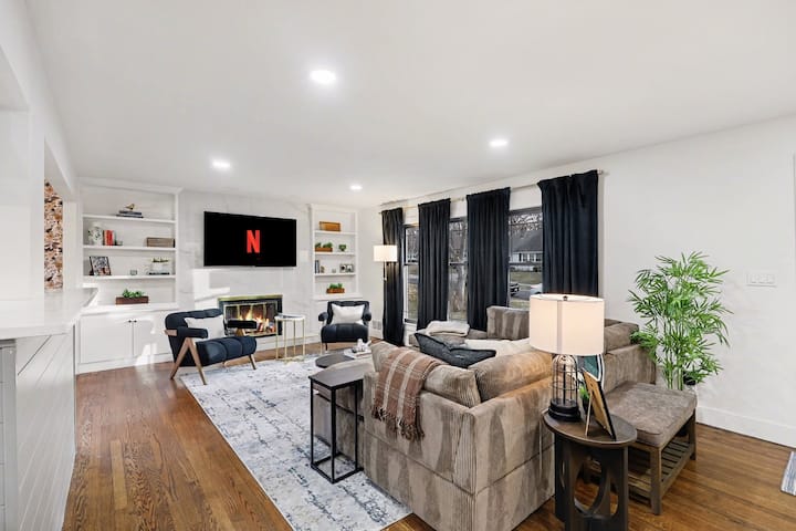 Remodeled Family Fun~hot Tub, King Beds, & Games - Kansas City