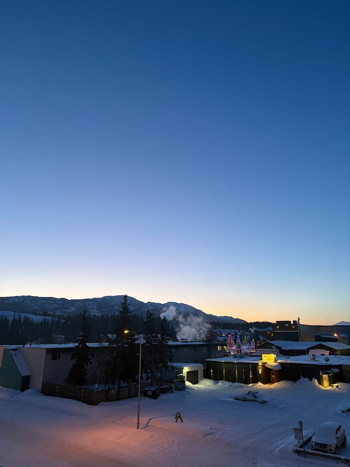 Skyline & Spruce - Upscale Downtown Whitehorse Apt - 白馬鎮