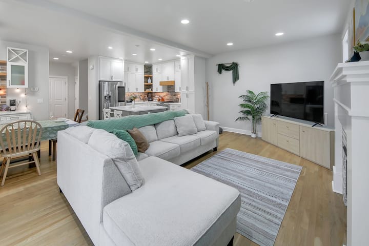 Bright & Spacious Retreat | Yard, 15mi To Seattle - Lynnwood, WA