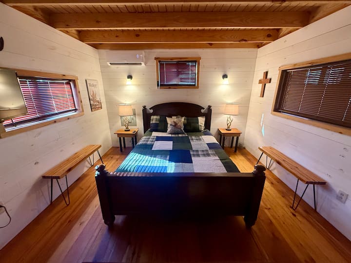 Rustic Cabin With Access To Yates Lake. Sleeps 2. - Lake Martin, AL