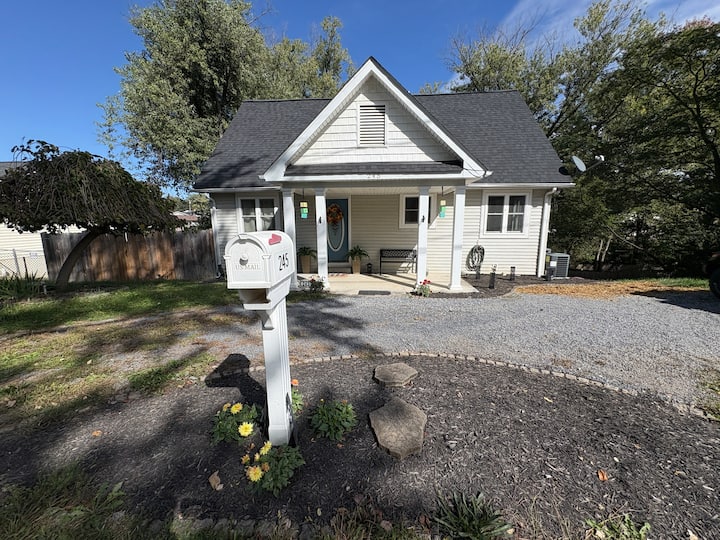 Cute Three Bedroom Winchester Bungalow - Winchester, VA