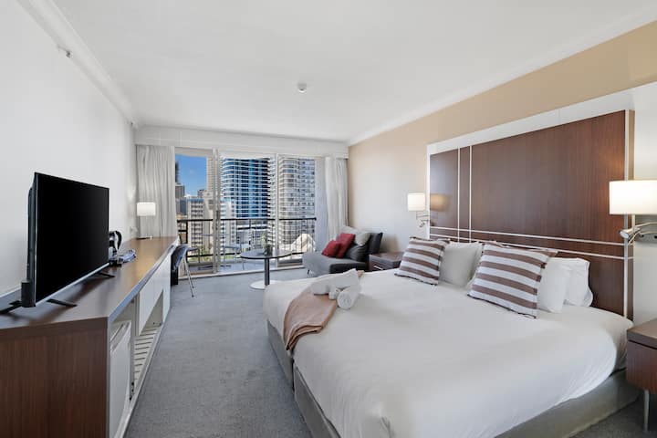 Ocean & City View Studio W/ Balcony & Wifi - Gold Coast
