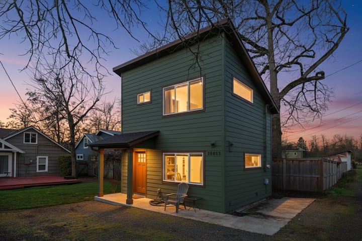 Modern Two-level Adu Near University Of Oregon - Eugene, OR