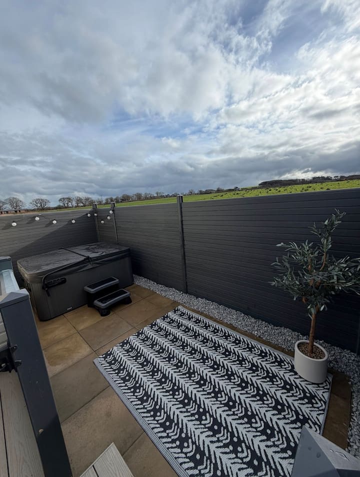 Lucas Retreat Hot Tub Lodge, Bockenfield Morpeth - Northumberland