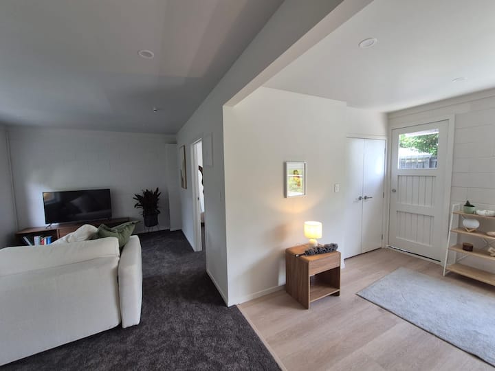 Spacious Unit Near Airport, Water And Ammenities - Auckland