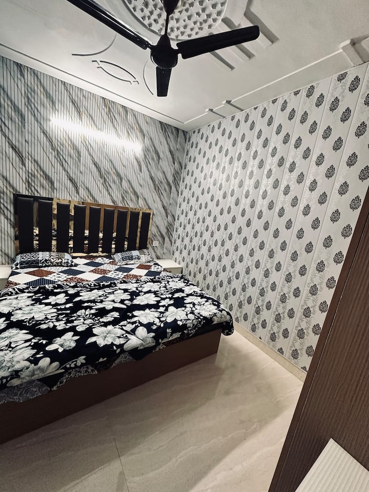 Entire Floor, 2km To Kumbh Mela Tent City@ev Charg - Prayagraj