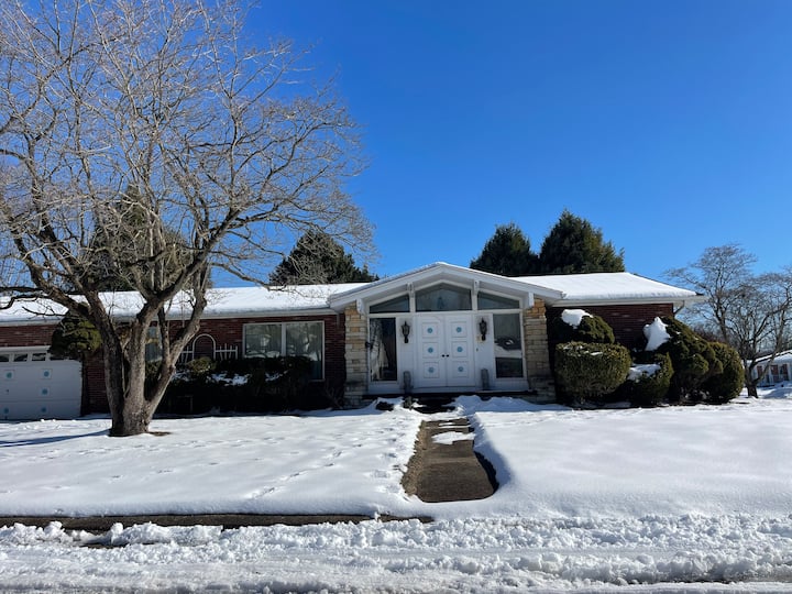 Comfortable 60s Vibe Home - Point Pleasant, WV