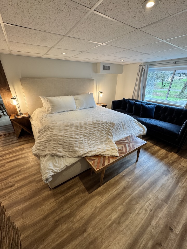 The Nashville Nook. Theater Room, King Bed, Office - Nashville, TN