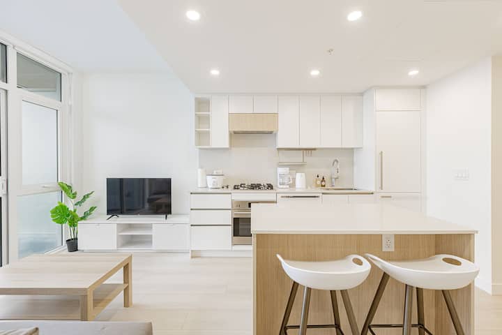 1 Bedroom + Den Luxury Condo In Surrey Central - Surrey