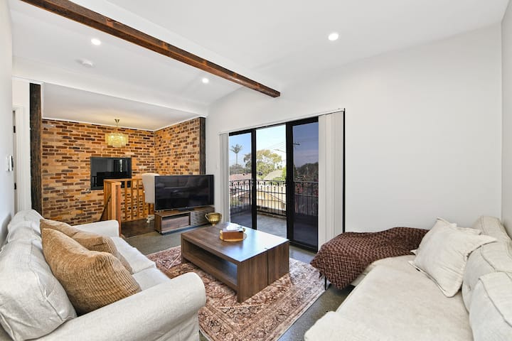 Retro Retreat | Botany Bay Views • Near Airport - Strathfield