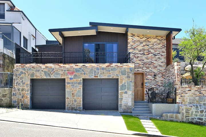 Retro Retreat | Botany Bay Views • Near Airport - Burwood