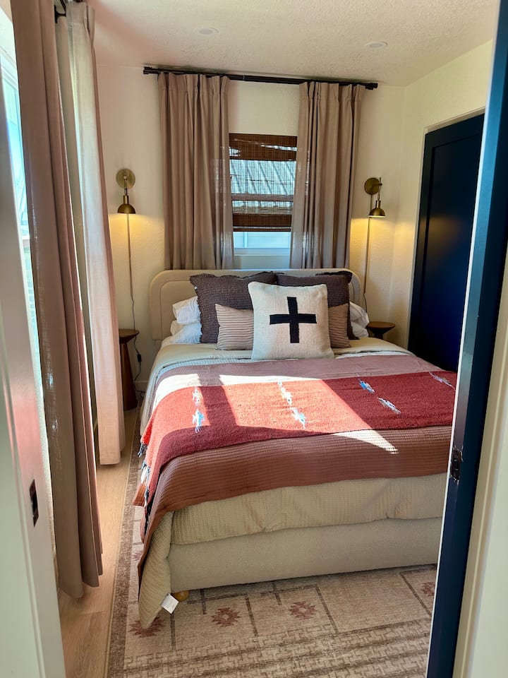 The Llanite Casita | Modern Tiny Walkable - Cozy - Llano, TX