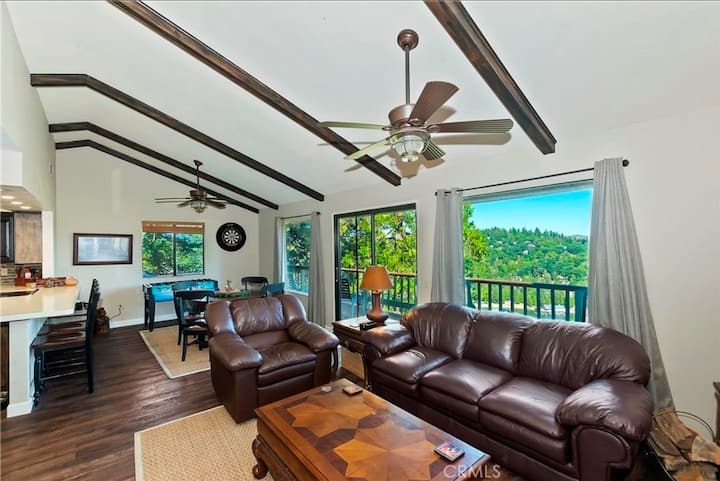 Cozy Bear Cabin Relaxing Crestline Getaway - Crestline, CA